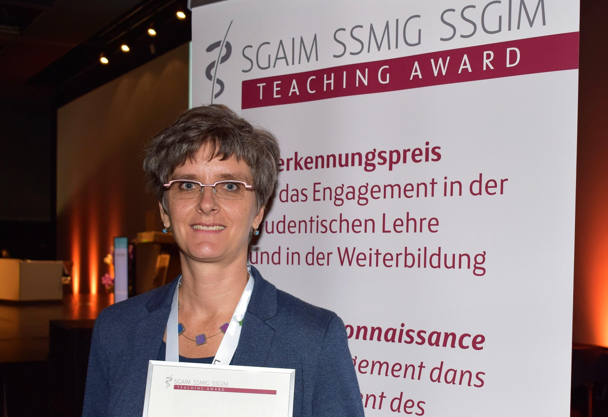 Noëlle Junod Perron wird mit dem «Teaching Award» der SGAIM ...